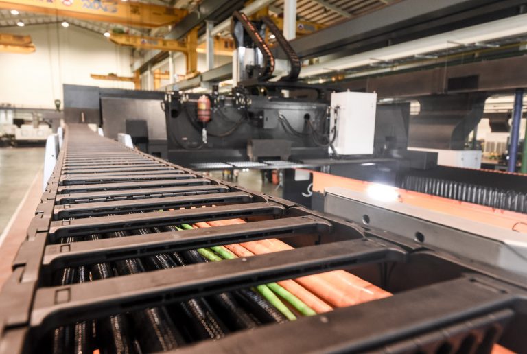 What systems does igus offer for the machine tool’s X-axis? – igus Blog