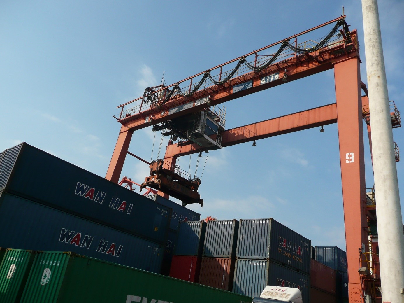 Roller energy chain as alternative to cable garland/cable trolley ...