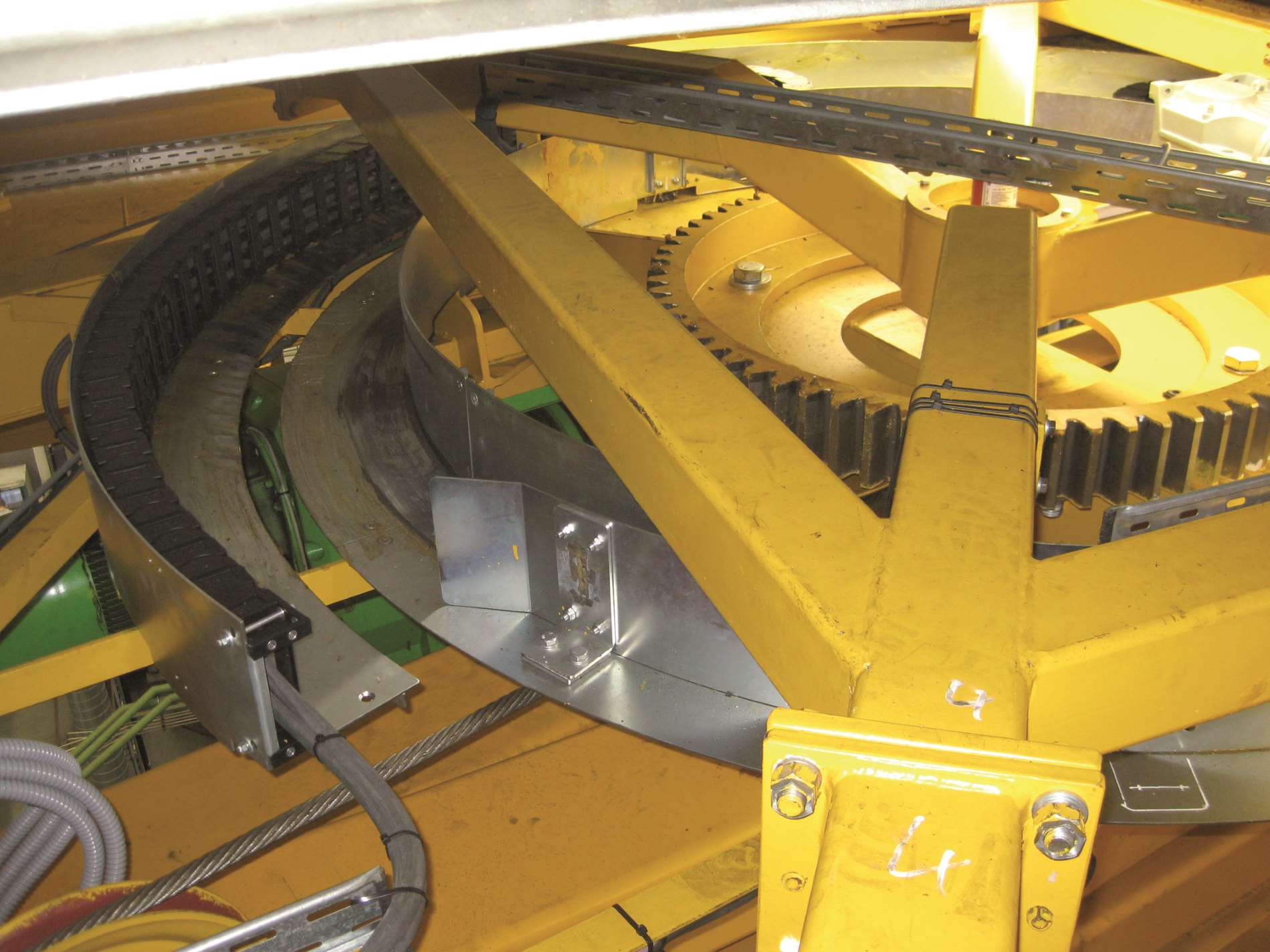 Compact cable guidance for slewing gear on indoor / EOT cranes - igus Blog